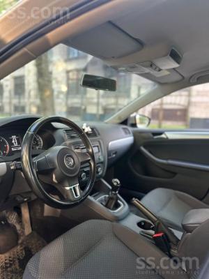 Pelēks Volkswagen Jetta 2014 Rīga, ar dzinēja tilpumu 1.60 L un nobraukumu 234 tūkst. km par 3000 €, foto 7 vietnē AUTOMOTO.COM.LV