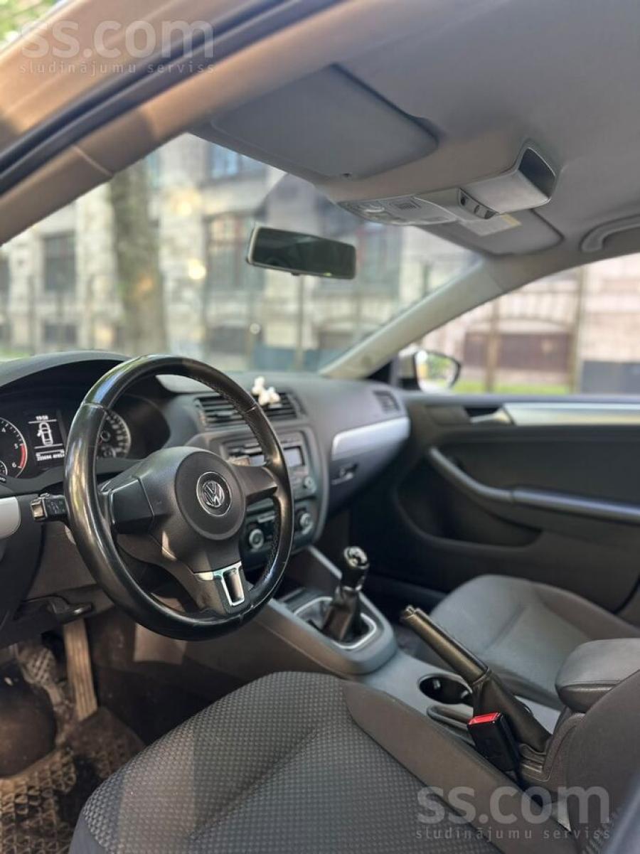 Pelēks Volkswagen Jetta 2014 Rīga, ar dzinēja tilpumu 1.60 L un nobraukumu 234 tūkst. km par 3000 €, foto 7 vietnē AUTOMOTO.COM.LV