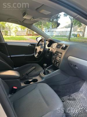 Pelēks Volkswagen Jetta 2014 Rīga, ar dzinēja tilpumu 1.60 L un nobraukumu 234 tūkst. km par 3000 €, foto 8 vietnē AUTOMOTO.COM.LV
