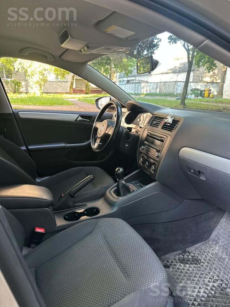 Pelēks Volkswagen Jetta 2014 Rīga, ar dzinēja tilpumu 1.60 L un nobraukumu 234 tūkst. km par 3000 €, foto 8 vietnē AUTOMOTO.COM.LV