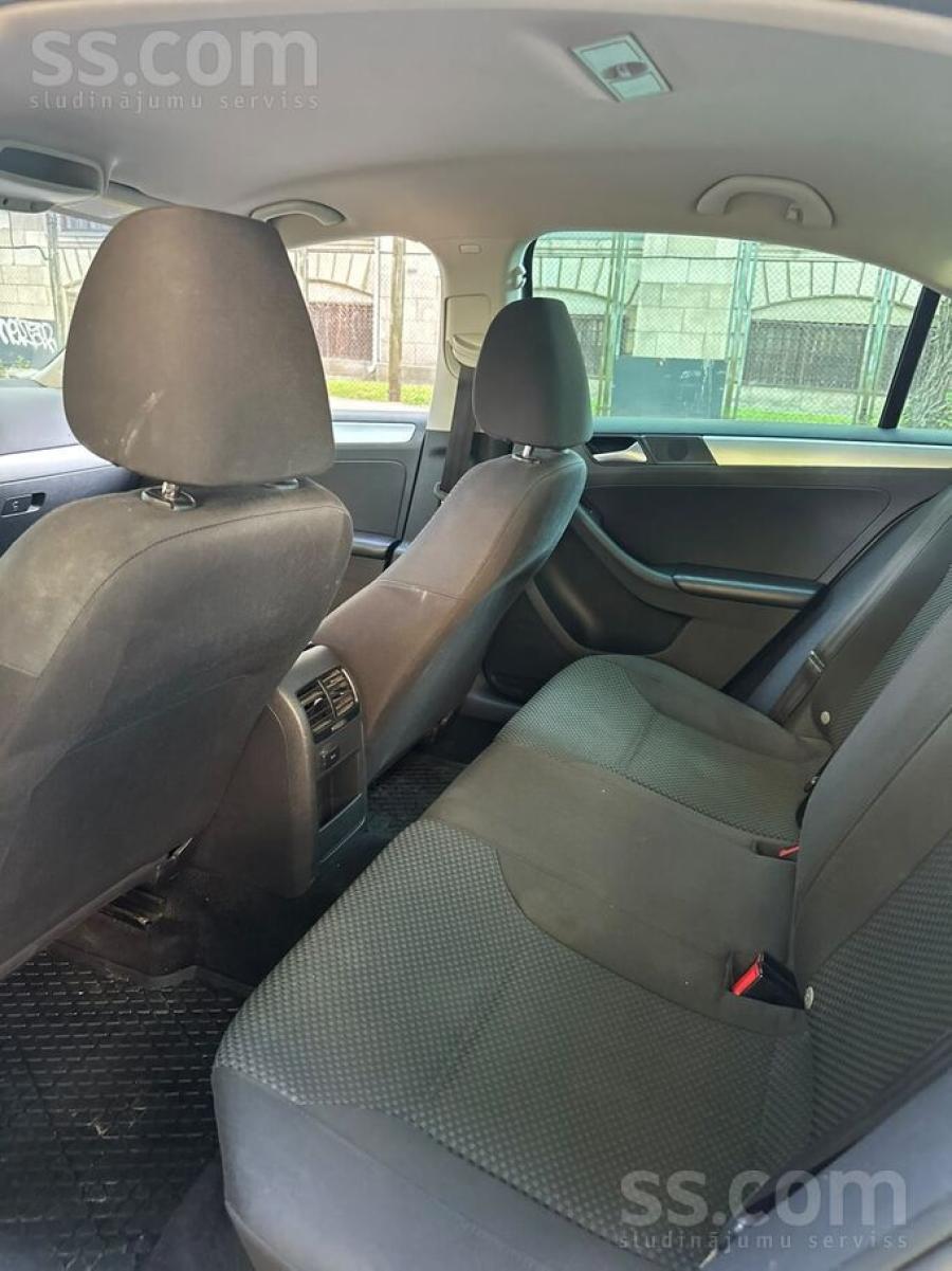 Pelēks Volkswagen Jetta 2014 Rīga, ar dzinēja tilpumu 1.60 L un nobraukumu 234 tūkst. km par 3000 €, foto 9 vietnē AUTOMOTO.COM.LV