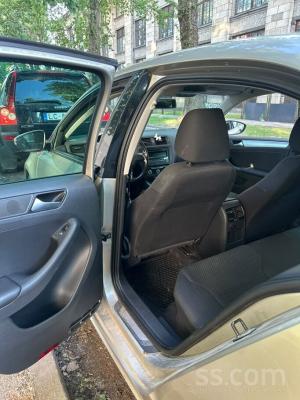 Pelēks Volkswagen Jetta 2014 Rīga, ar dzinēja tilpumu 1.60 L un nobraukumu 234 tūkst. km par 3000 €, foto 10 vietnē AUTOMOTO.COM.LV