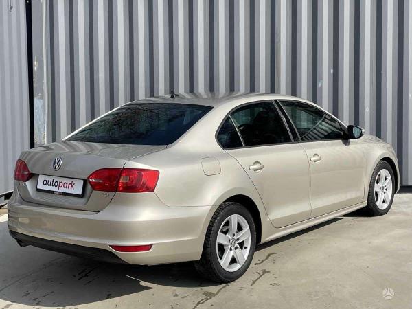 Pelēks Volkswagen Jetta 2014 Viļņa, ar dzinēja tilpumu 1.60 L un nobraukumu 233 tūkst. km par 3900 €, foto 3 vietnē AUTOMOTO.COM.LV
