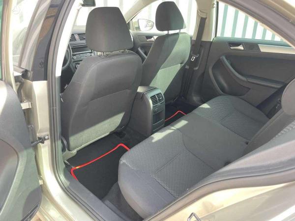 Pelēks Volkswagen Jetta 2014 Viļņa, ar dzinēja tilpumu 1.60 L un nobraukumu 233 tūkst. km par 3900 €, foto 6 vietnē AUTOMOTO.COM.LV