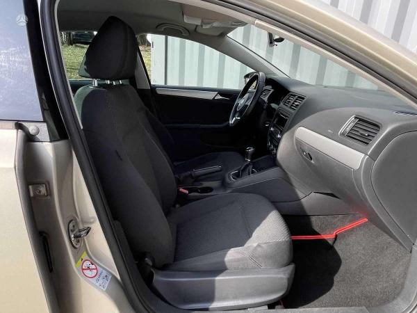 Pelēks Volkswagen Jetta 2014 Viļņa, ar dzinēja tilpumu 1.60 L un nobraukumu 233 tūkst. km par 3900 €, foto 8 vietnē AUTOMOTO.COM.LV