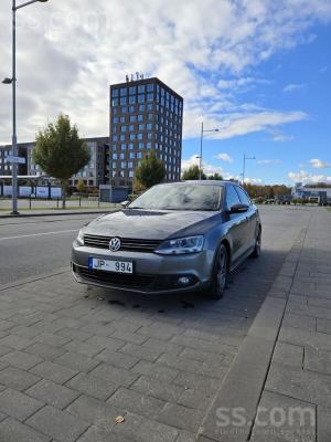 Pelēks Volkswagen Jetta 2014 Rīga, ar dzinēja tilpumu 1.60 L un nobraukumu 145 tūkst. km par 6250 €, foto  vietnē AUTOMOTO.COM.LV