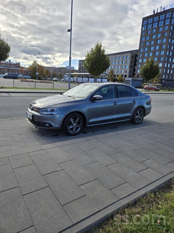 Pelēks Volkswagen Jetta 2014 Rīga, ar dzinēja tilpumu 1.60 L un nobraukumu 145 tūkst. km par 6250 €, foto 2 vietnē AUTOMOTO.COM.LV
