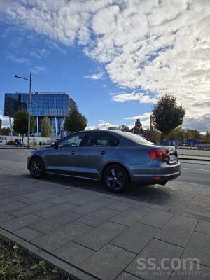 Pelēks Volkswagen Jetta 2014 Rīga, ar dzinēja tilpumu 1.60 L un nobraukumu 145 tūkst. km par 6250 €, foto 4 vietnē AUTOMOTO.COM.LV