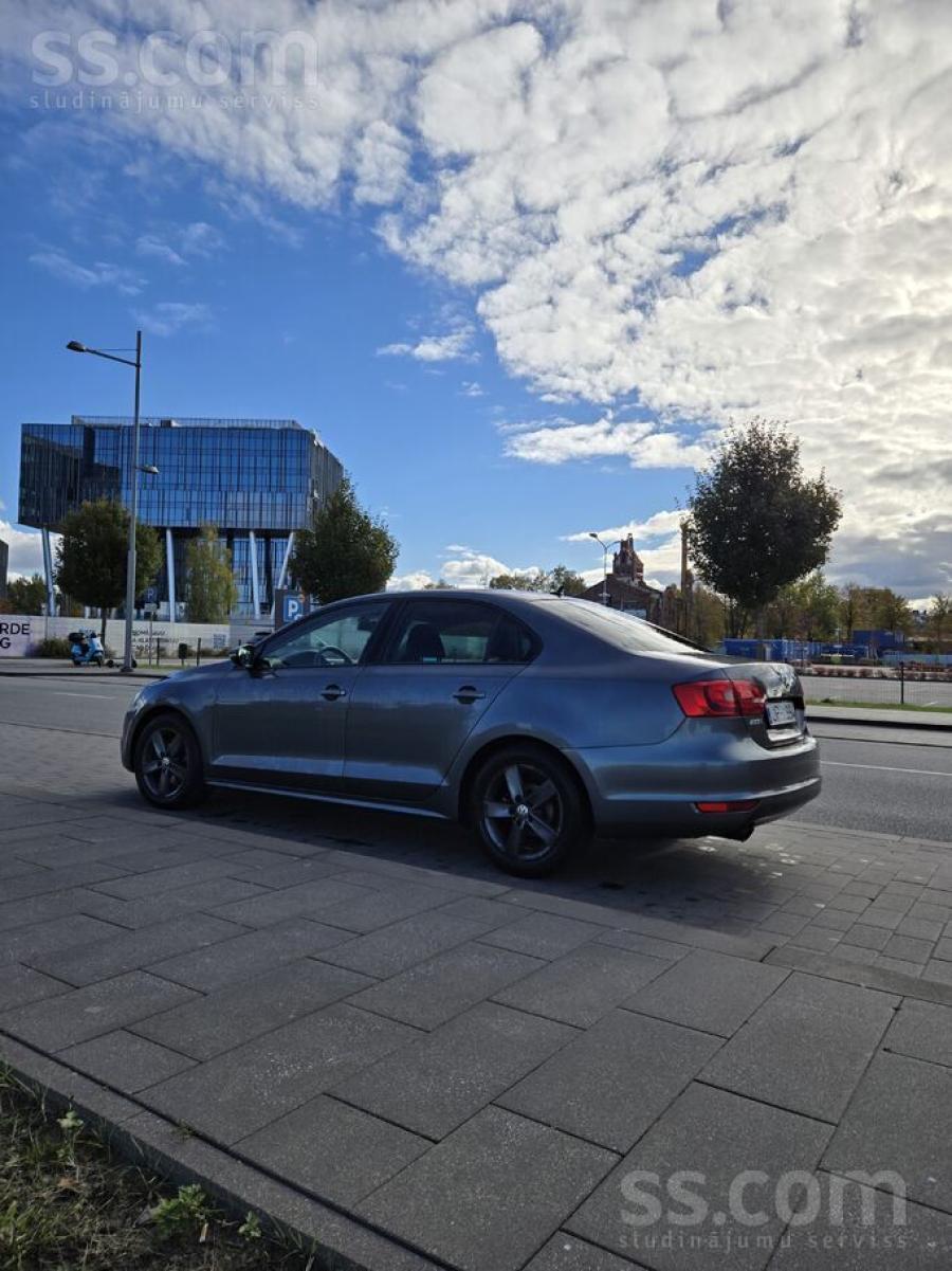 Pelēks Volkswagen Jetta 2014 Rīga, ar dzinēja tilpumu 1.60 L un nobraukumu 145 tūkst. km par 6250 €, foto 4 vietnē AUTOMOTO.COM.LV