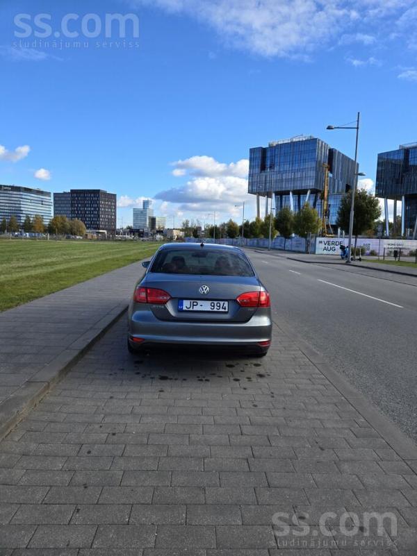 Pelēks Volkswagen Jetta 2014 Rīga, ar dzinēja tilpumu 1.60 L un nobraukumu 145 tūkst. km par 6250 €, foto 4 vietnē AUTOMOTO.COM.LV