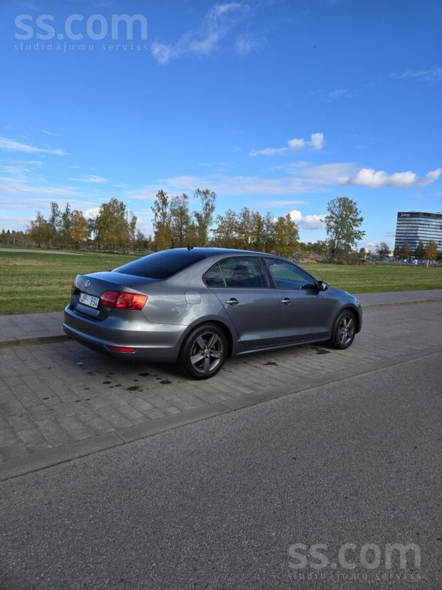 Pelēks Volkswagen Jetta 2014 Rīga, ar dzinēja tilpumu 1.60 L un nobraukumu 145 tūkst. km par 6250 €, foto 6 vietnē AUTOMOTO.COM.LV