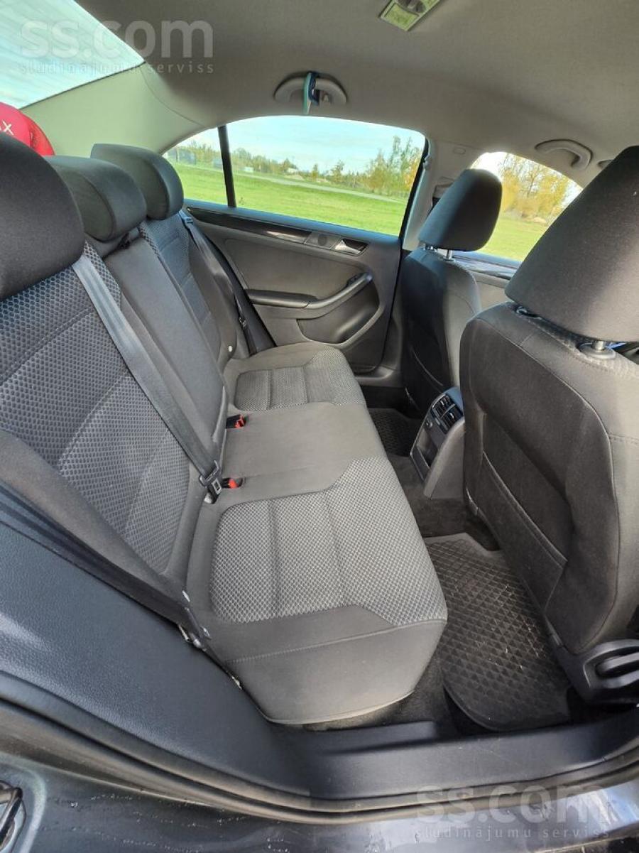 Pelēks Volkswagen Jetta 2014 Rīga, ar dzinēja tilpumu 1.60 L un nobraukumu 145 tūkst. km par 6250 €, foto 7 vietnē AUTOMOTO.COM.LV
