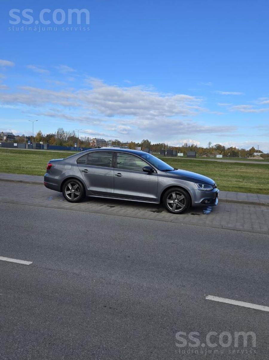 Pelēks Volkswagen Jetta 2014 Rīga, ar dzinēja tilpumu 1.60 L un nobraukumu 145 tūkst. km par 6250 €, foto 8 vietnē AUTOMOTO.COM.LV