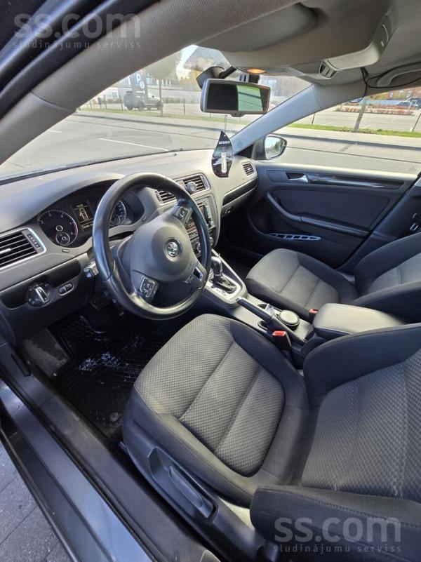 Pelēks Volkswagen Jetta 2014 Rīga, ar dzinēja tilpumu 1.60 L un nobraukumu 145 tūkst. km par 6250 €, foto 8 vietnē AUTOMOTO.COM.LV