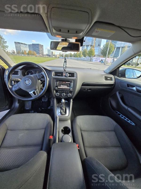 Pelēks Volkswagen Jetta 2014 Rīga, ar dzinēja tilpumu 1.60 L un nobraukumu 145 tūkst. km par 6250 €, foto 9 vietnē AUTOMOTO.COM.LV