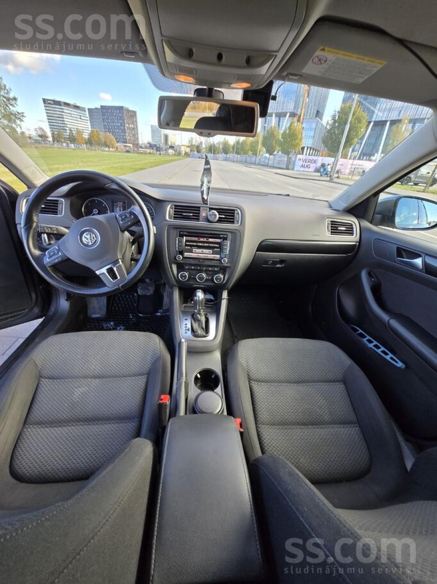 Pelēks Volkswagen Jetta 2014 Rīga, ar dzinēja tilpumu 1.60 L un nobraukumu 145 tūkst. km par 6250 €, foto 11 vietnē AUTOMOTO.COM.LV