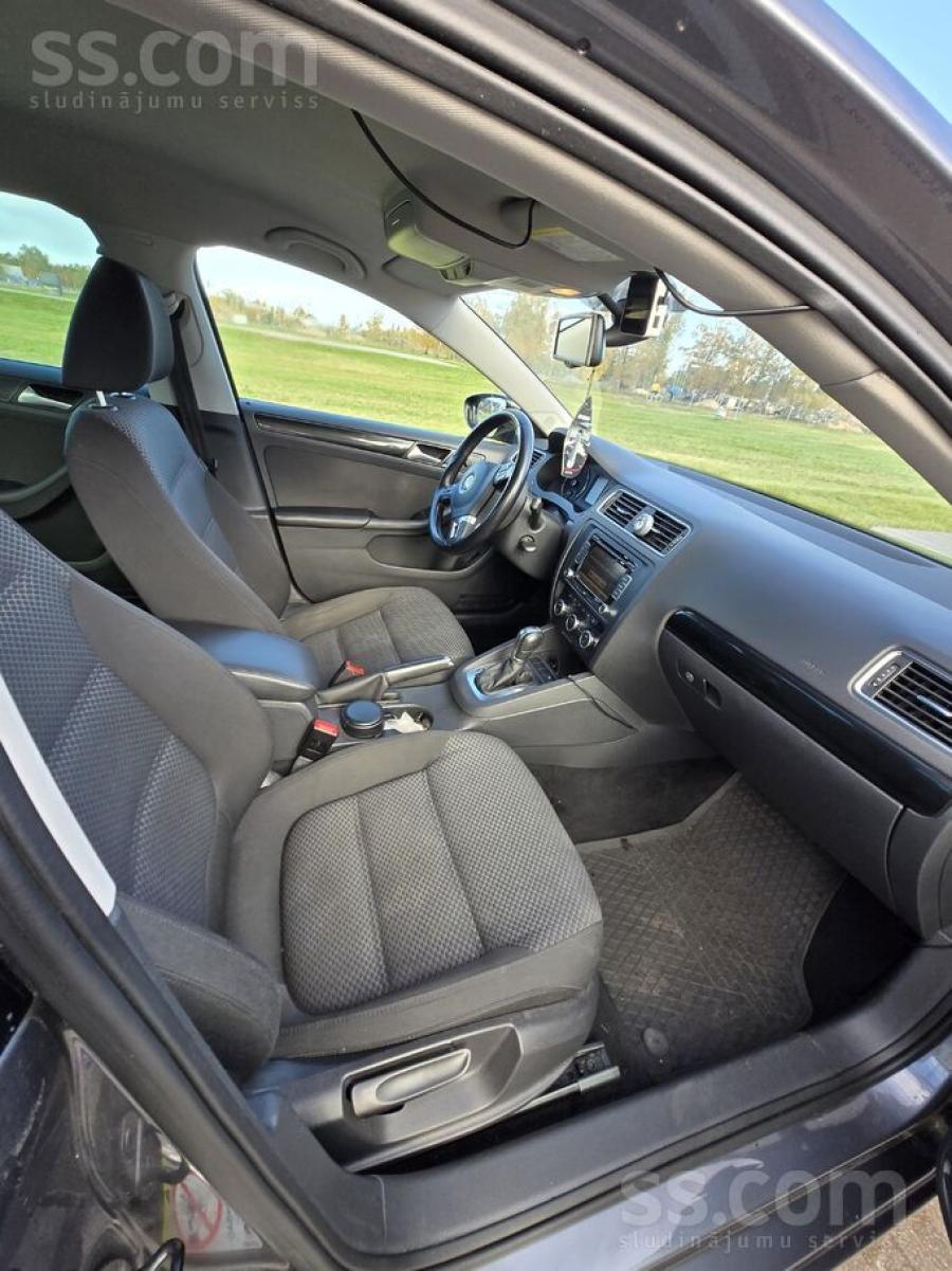 Pelēks Volkswagen Jetta 2014 Rīga, ar dzinēja tilpumu 1.60 L un nobraukumu 145 tūkst. km par 6250 €, foto 12 vietnē AUTOMOTO.COM.LV