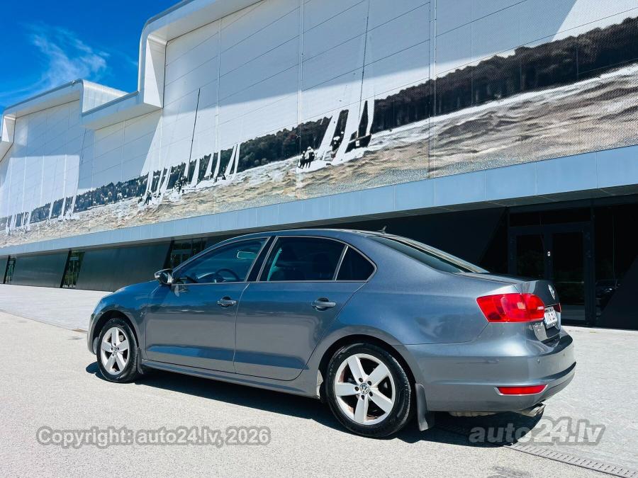 Pelēks Volkswagen Jetta 2014 Tallina, ar dzinēja tilpumu 1.40 L un nobraukumu 212 tūkst. km par 3900 €, foto 3 vietnē AUTOMOTO.COM.LV