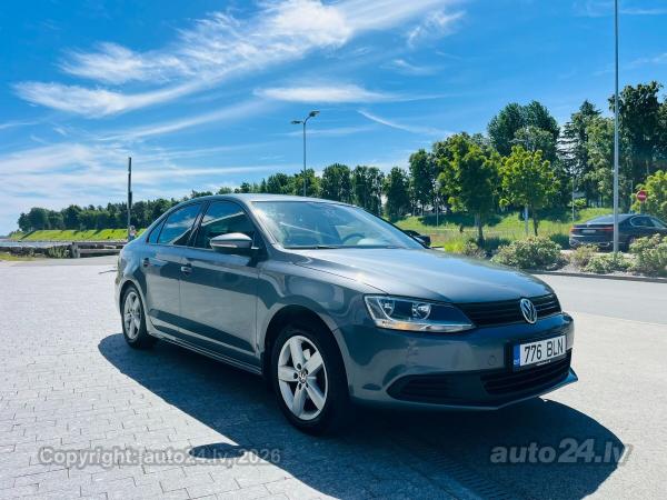 Pelēks Volkswagen Jetta 2014 Tallina, ar dzinēja tilpumu 1.40 L un nobraukumu 212 tūkst. km par 3900 €, foto 3 vietnē AUTOMOTO.COM.LV