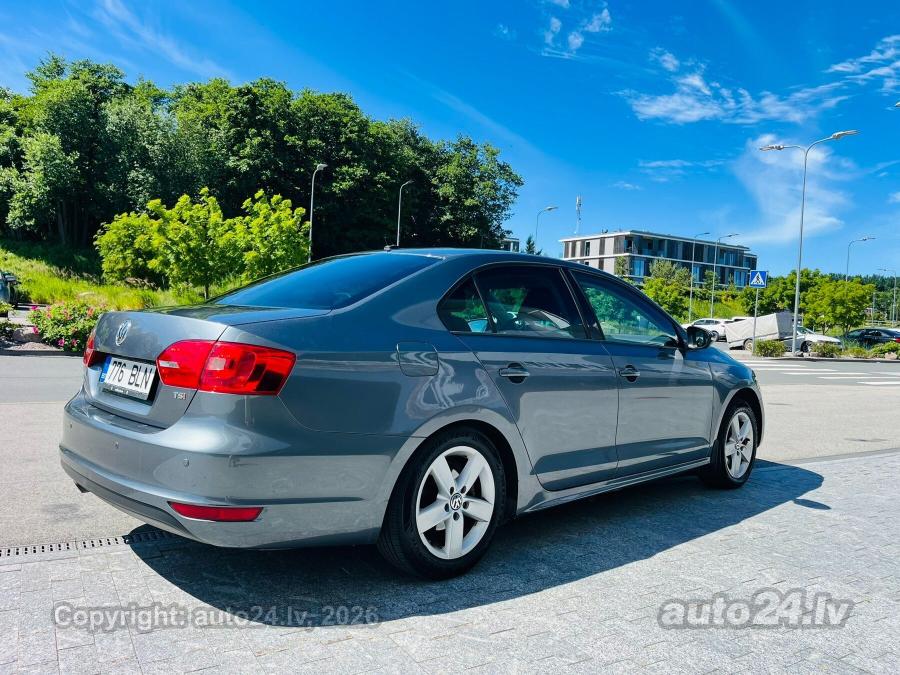 Pelēks Volkswagen Jetta 2014 Tallina, ar dzinēja tilpumu 1.40 L un nobraukumu 212 tūkst. km par 3900 €, foto 5 vietnē AUTOMOTO.COM.LV