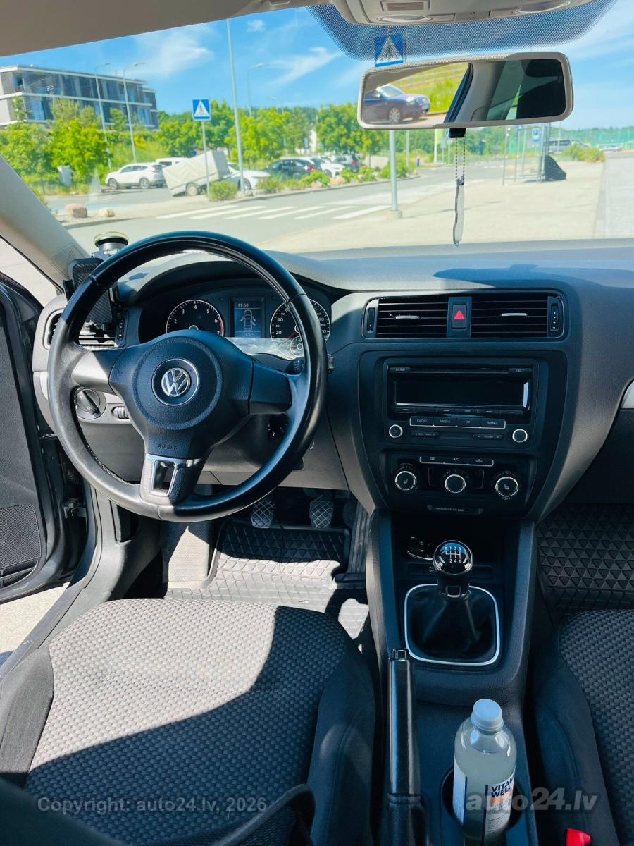 Pelēks Volkswagen Jetta 2014 Tallina, ar dzinēja tilpumu 1.40 L un nobraukumu 212 tūkst. km par 3900 €, foto 8 vietnē AUTOMOTO.COM.LV