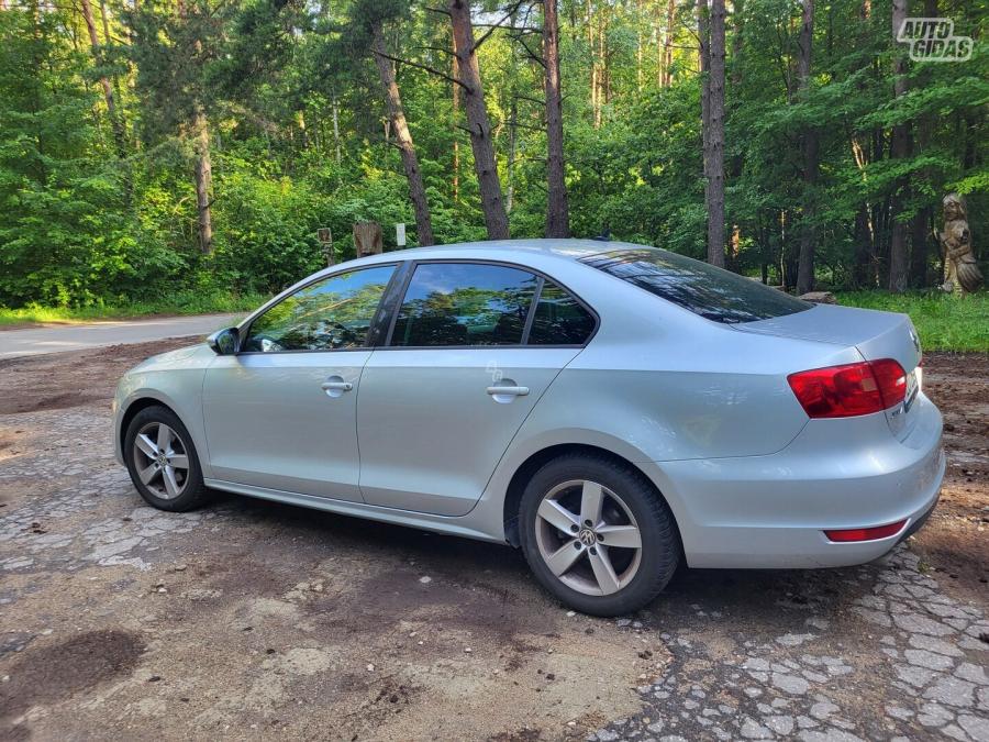 Pelēks Volkswagen Jetta 2014 Kauņa, ar dzinēja tilpumu 1.60 L un nobraukumu 260 tūkst. km par 4300 €, foto 3 vietnē AUTOMOTO.COM.LV
