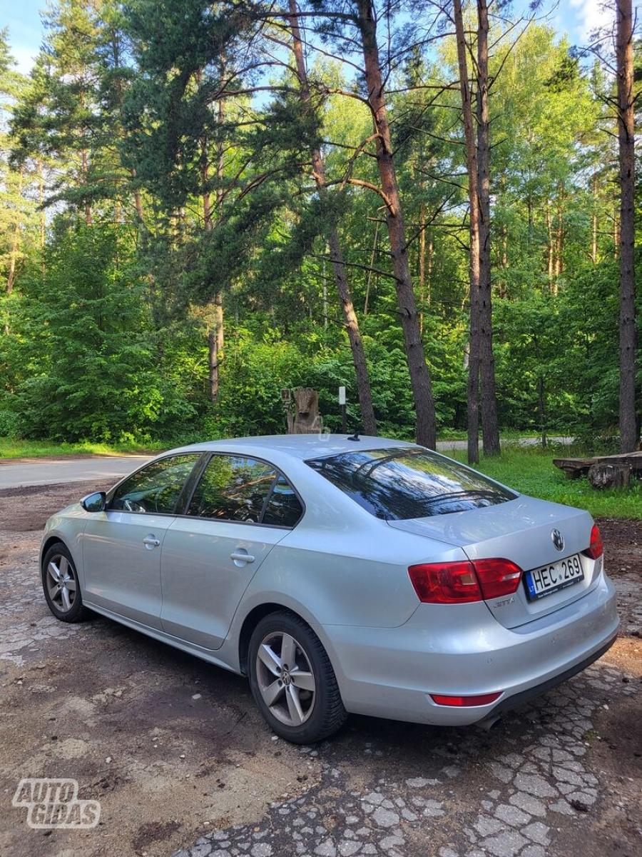 Pelēks Volkswagen Jetta 2014 Kauņa, ar dzinēja tilpumu 1.60 L un nobraukumu 260 tūkst. km par 4300 €, foto 4 vietnē AUTOMOTO.COM.LV