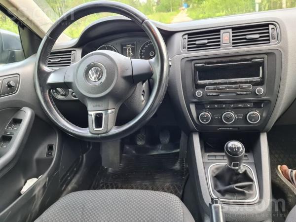 Pelēks Volkswagen Jetta 2014 Rīga, ar dzinēja tilpumu 1.60 L un nobraukumu 255 tūkst. km par 4100 €, foto 3 vietnē AUTOMOTO.COM.LV
