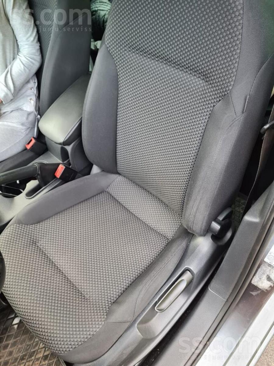 Pelēks Volkswagen Jetta 2014 Rīga, ar dzinēja tilpumu 1.60 L un nobraukumu 255 tūkst. km par 4100 €, foto 5 vietnē AUTOMOTO.COM.LV