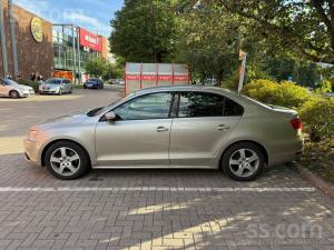 Pelēks Volkswagen Jetta 2014 Rīga, ar dzinēja tilpumu 1.40 L un nobraukumu 358 tūkst. km par 2500 €, foto 3 vietnē AUTOMOTO.COM.LV