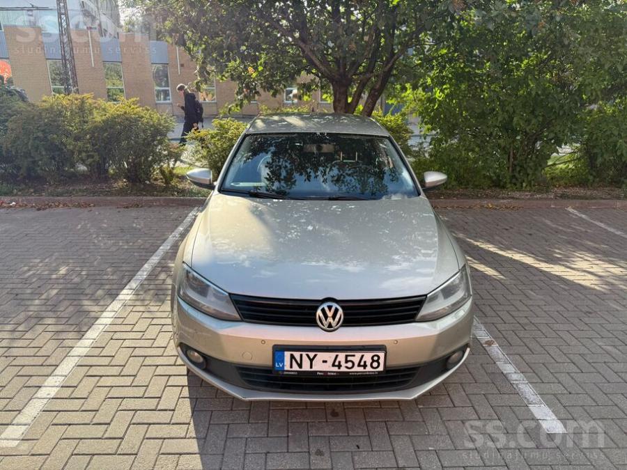 Pelēks Volkswagen Jetta 2014 Rīga, ar dzinēja tilpumu 1.40 L un nobraukumu 358 tūkst. km par 2500 €, foto 4 vietnē AUTOMOTO.COM.LV