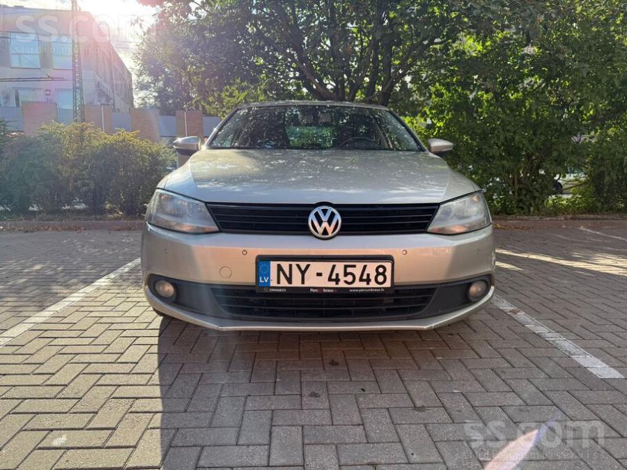 Pelēks Volkswagen Jetta 2014 Rīga, ar dzinēja tilpumu 1.40 L un nobraukumu 358 tūkst. km par 2500 €, foto 5 vietnē AUTOMOTO.COM.LV
