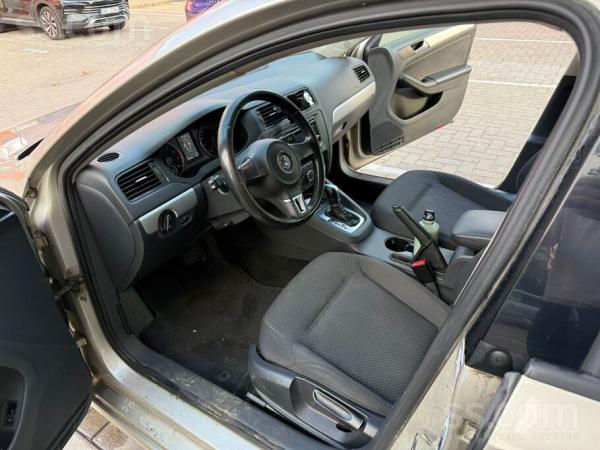 Grey Volkswagen Jetta 2014 in Riga, with an engine capacity of 1.40 L and mileage of 358 thousand km for 2500 €, photo 9 on AUTOMOTO.COM.LV