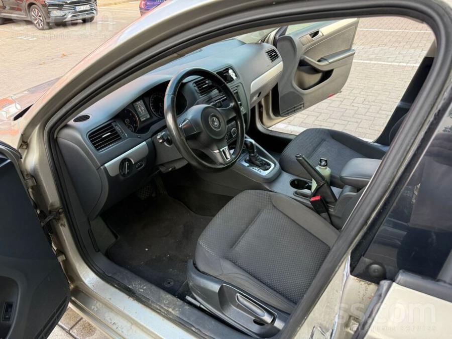 Pelēks Volkswagen Jetta 2014 Rīga, ar dzinēja tilpumu 1.40 L un nobraukumu 358 tūkst. km par 2500 €, foto 9 vietnē AUTOMOTO.COM.LV