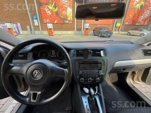 Pelēks Volkswagen Jetta 2014 Rīga, ar dzinēja tilpumu 1.40 L un nobraukumu 358 tūkst. km par 2500 €, foto 10 vietnē AUTOMOTO.COM.LV