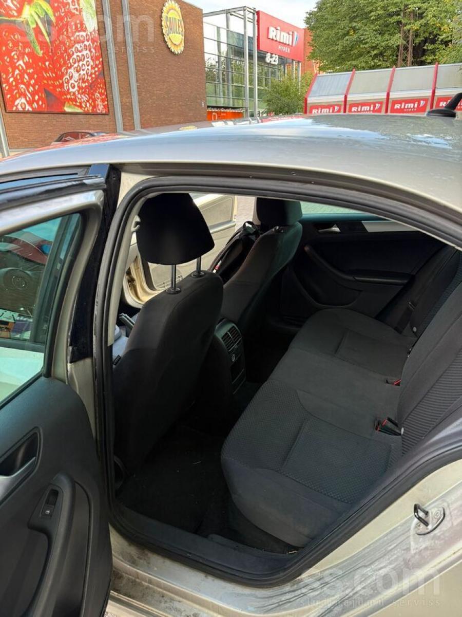 Pelēks Volkswagen Jetta 2014 Rīga, ar dzinēja tilpumu 1.40 L un nobraukumu 358 tūkst. km par 2500 €, foto 11 vietnē AUTOMOTO.COM.LV