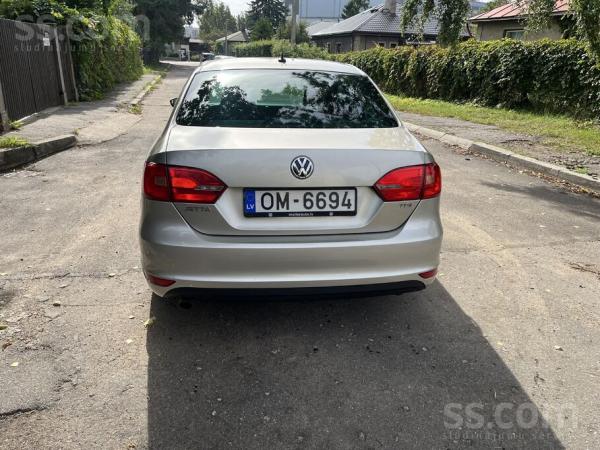 Pelēks Volkswagen Jetta 2014 Rīga, ar dzinēja tilpumu 1.60 L un nobraukumu 138 tūkst. km par 5490 €, foto 8 vietnē AUTOMOTO.COM.LV