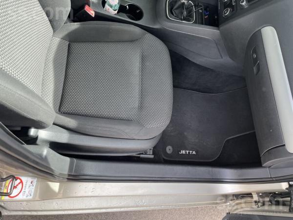 Pelēks Volkswagen Jetta 2014 Rīga, ar dzinēja tilpumu 1.60 L un nobraukumu 138 tūkst. km par 5490 €, foto 8 vietnē AUTOMOTO.COM.LV