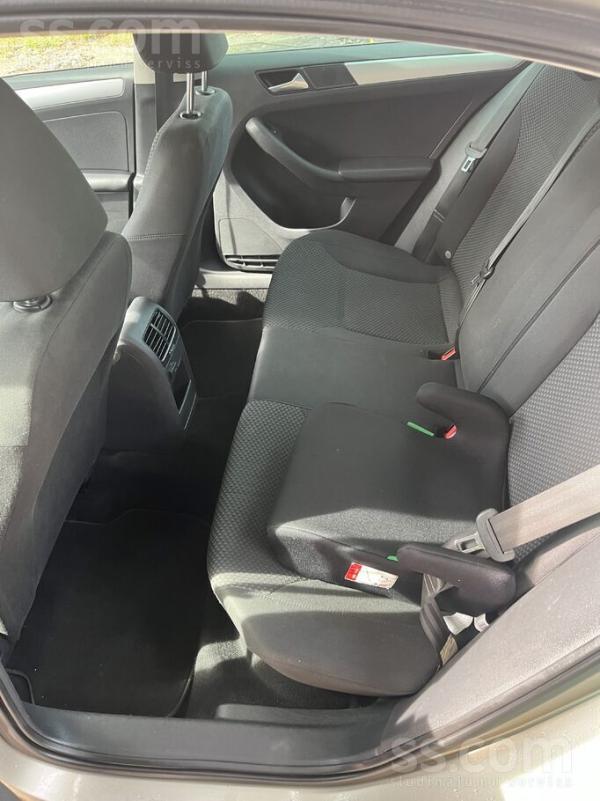 Pelēks Volkswagen Jetta 2014 Rīga, ar dzinēja tilpumu 1.60 L un nobraukumu 138 tūkst. km par 5490 €, foto 9 vietnē AUTOMOTO.COM.LV