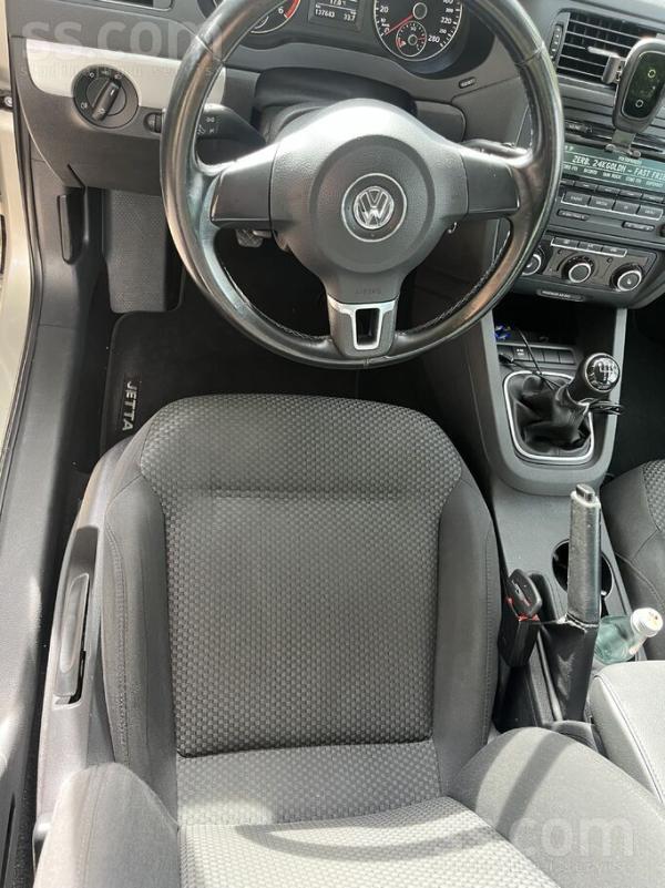 Pelēks Volkswagen Jetta 2014 Rīga, ar dzinēja tilpumu 1.60 L un nobraukumu 138 tūkst. km par 5490 €, foto 10 vietnē AUTOMOTO.COM.LV