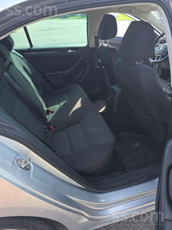 Grey Volkswagen Jetta 2014 in Riga, with an engine capacity of 2.00 L and mileage of 205 thousand km for 5000 €, photo 10 on AUTOMOTO.COM.LV