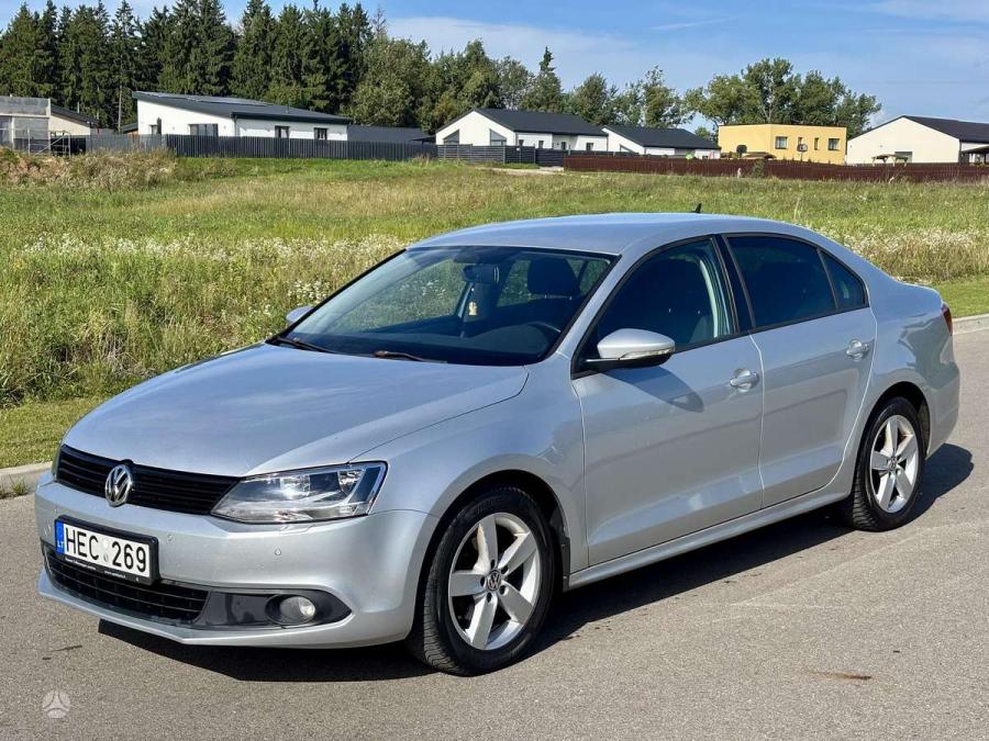 Grey Volkswagen Jetta 2014 in Vilnius, with an engine capacity of 1.60 L and mileage of 260 thousand km for 4300 €, photo 1 on AUTOMOTO.COM.LV