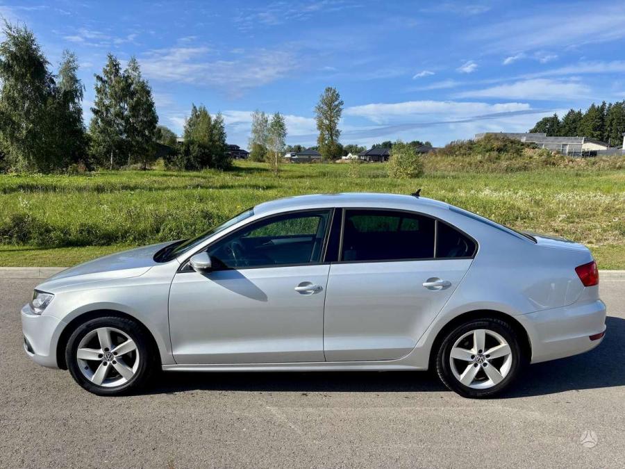 Grey Volkswagen Jetta 2014 in Vilnius, with an engine capacity of 1.60 L and mileage of 260 thousand km for 4300 €, photo 3 on AUTOMOTO.COM.LV