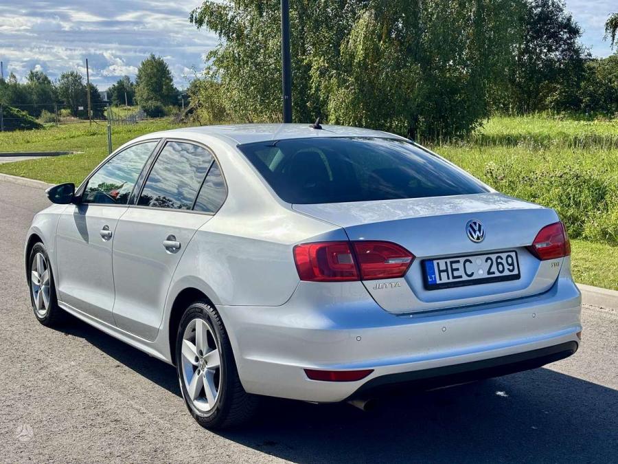 Grey Volkswagen Jetta 2014 in Vilnius, with an engine capacity of 1.60 L and mileage of 260 thousand km for 4300 €, photo 4 on AUTOMOTO.COM.LV