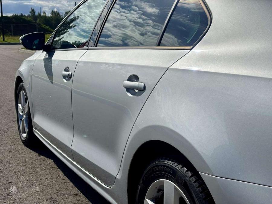 Grey Volkswagen Jetta 2014 in Vilnius, with an engine capacity of 1.60 L and mileage of 260 thousand km for 4300 €, photo 5 on AUTOMOTO.COM.LV