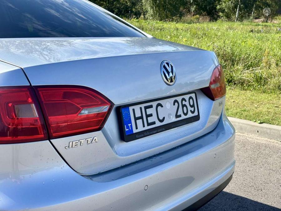 Grey Volkswagen Jetta 2014 in Vilnius, with an engine capacity of 1.60 L and mileage of 260 thousand km for 4300 €, photo 6 on AUTOMOTO.COM.LV
