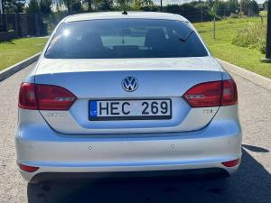 Grey Volkswagen Jetta 2014 in Vilnius, with an engine capacity of 1.60 L and mileage of 260 thousand km for 4300 €, photo 7 on AUTOMOTO.COM.LV