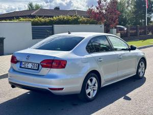 Grey Volkswagen Jetta 2014 in Vilnius, with an engine capacity of 1.60 L and mileage of 260 thousand km for 4300 €, photo 8 on AUTOMOTO.COM.LV