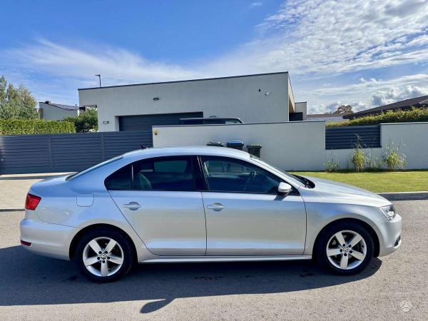 Pelēks Volkswagen Jetta 2014 Viļņa, ar dzinēja tilpumu 1.60 L un nobraukumu 260 tūkst. km par 4300 €, foto 10 vietnē AUTOMOTO.COM.LV