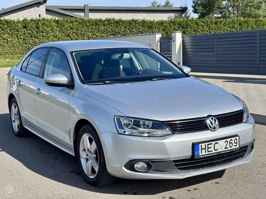 Grey Volkswagen Jetta 2014 in Vilnius, with an engine capacity of 1.60 L and mileage of 260 thousand km for 4300 €, photo 11 on AUTOMOTO.COM.LV
